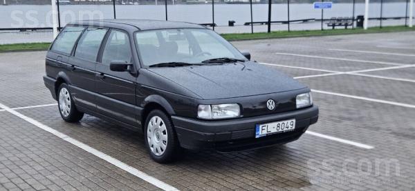 Black Volkswagen Passat B3 1991 in Riga, with an engine capacity of 2.00 L and mileage of 226 thousand km for 2850 €, photo 1 on AUTOMOTO.COM.LV