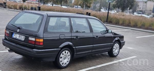 Black Volkswagen Passat B3 1991 in Riga, with an engine capacity of 2.00 L and mileage of 226 thousand km for 2850 €, photo 4 on AUTOMOTO.COM.LV