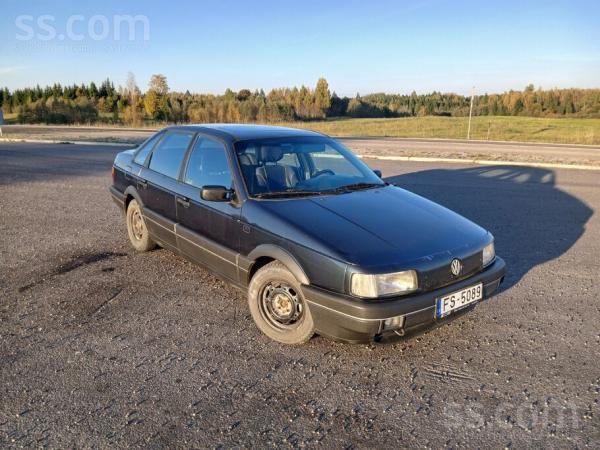 Blue Volkswagen Passat B3 1991 in Cesis, with an engine capacity of 1.80 L and mileage of 293 thousand km for 1500 €, photo 1 on AUTOMOTO.COM.LV