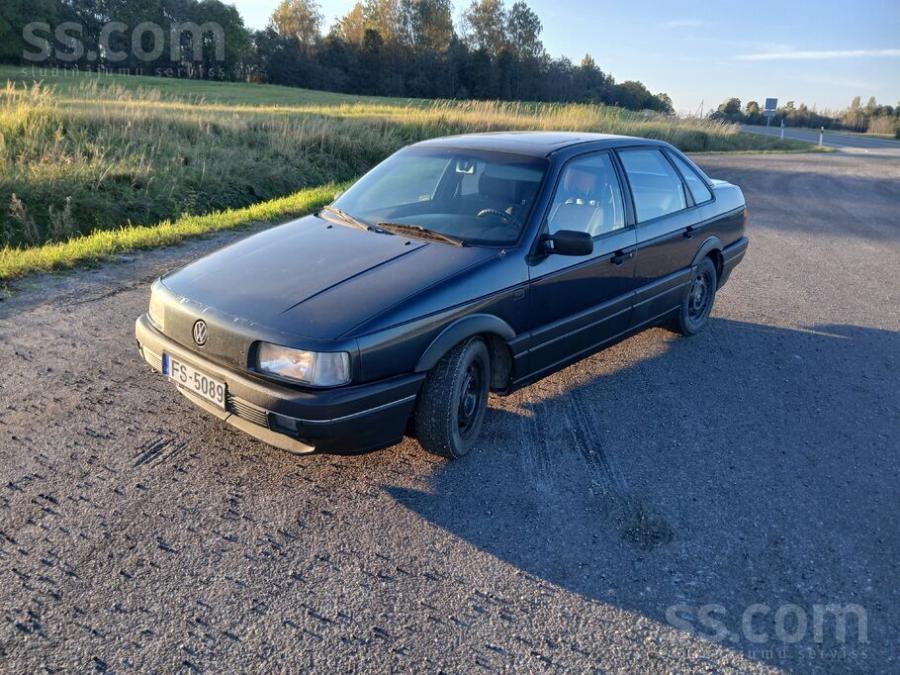 Blue Volkswagen Passat B3 1991 in Cesis, with an engine capacity of 1.80 L and mileage of 293 thousand km for 1500 €, photo 3 on AUTOMOTO.COM.LV