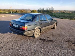 Blue Volkswagen Passat B3 1991 in Cesis, with an engine capacity of 1.80 L and mileage of 293 thousand km for 1500 €, photo 4 on AUTOMOTO.COM.LV
