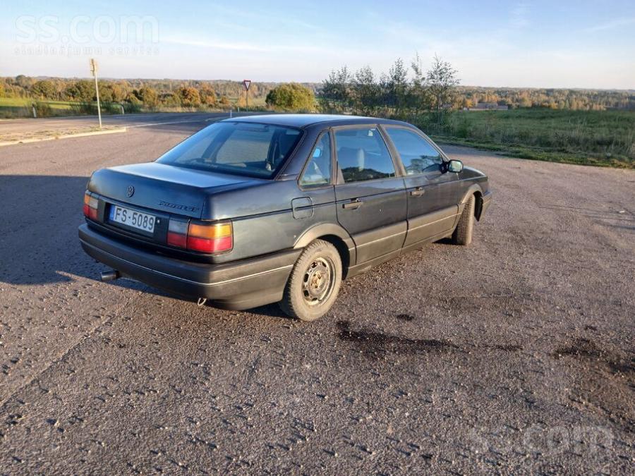 Blue Volkswagen Passat B3 1991 in Cesis, with an engine capacity of 1.80 L and mileage of 293 thousand km for 1500 €, photo 4 on AUTOMOTO.COM.LV