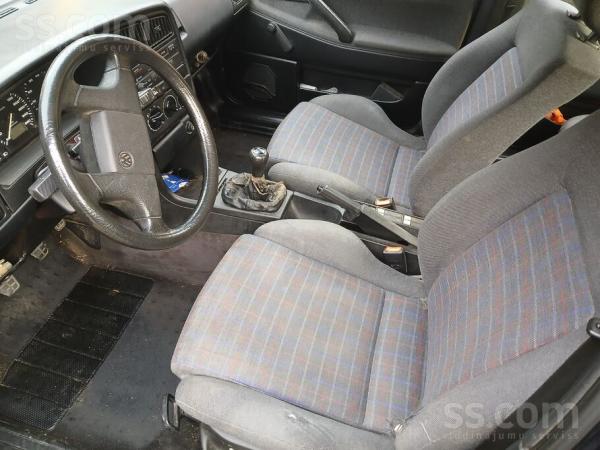 Blue Volkswagen Passat B3 1991 in Cesis, with an engine capacity of 1.80 L and mileage of 293 thousand km for 1500 €, photo 5 on AUTOMOTO.COM.LV