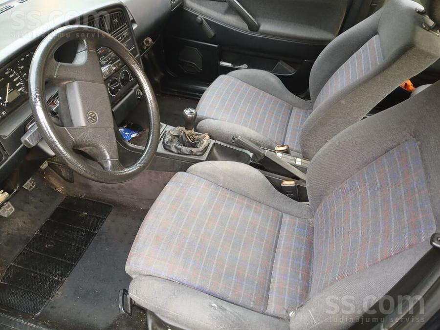 Blue Volkswagen Passat B3 1991 in Cesis, with an engine capacity of 1.80 L and mileage of 293 thousand km for 1500 €, photo 5 on AUTOMOTO.COM.LV