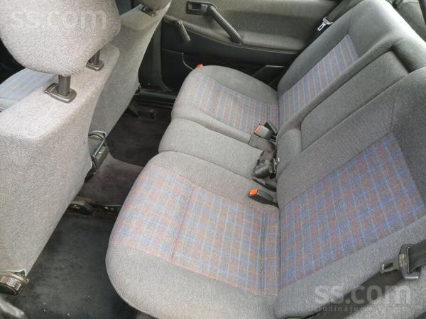 Blue Volkswagen Passat B3 1991 in Cesis, with an engine capacity of 1.80 L and mileage of 293 thousand km for 1500 €, photo 6 on AUTOMOTO.COM.LV