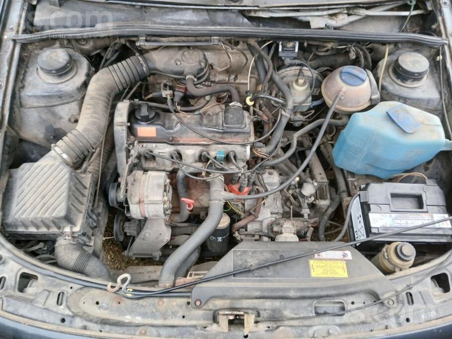 Blue Volkswagen Passat B3 1991 in Cesis, with an engine capacity of 1.80 L and mileage of 293 thousand km for 1500 €, photo 9 on AUTOMOTO.COM.LV