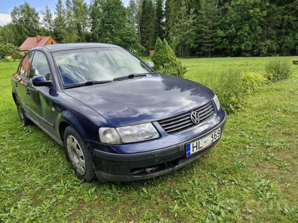Blue Volkswagen Passat B3 1998 in Cesis, with an engine capacity of 1.80 L and mileage of 324 thousand km for 600 €, photo 1 on AUTOMOTO.COM.LV
