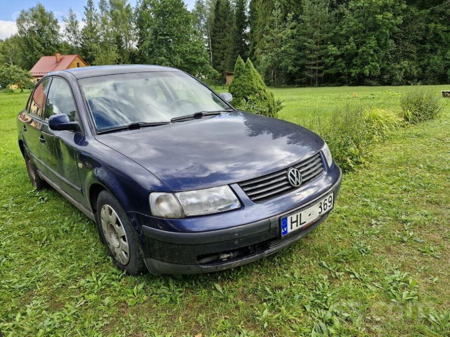 Blue Volkswagen Passat B3 1998 in Cesis, with an engine capacity of 1.80 L and mileage of 324 thousand km for 600 €, photo 1 on AUTOMOTO.COM.LV