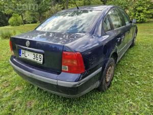 Blue Volkswagen Passat B3 1998 in Cesis, with an engine capacity of 1.80 L and mileage of 324 thousand km for 600 €, photo 5 on AUTOMOTO.COM.LV