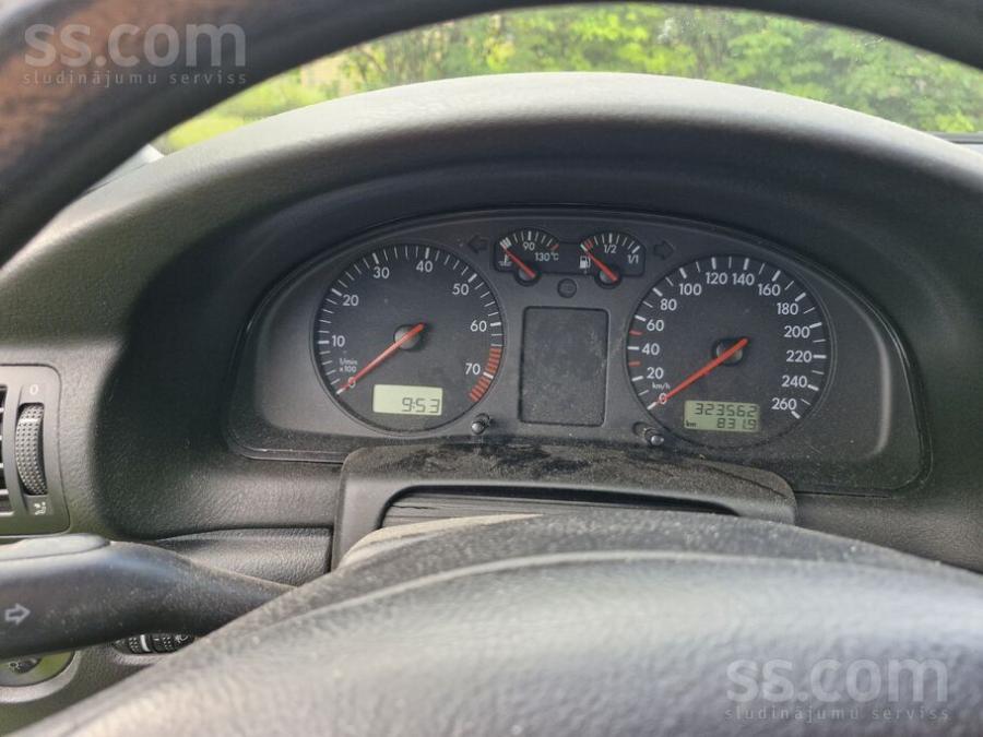 Blue Volkswagen Passat B3 1998 in Cesis, with an engine capacity of 1.80 L and mileage of 324 thousand km for 600 €, photo 6 on AUTOMOTO.COM.LV