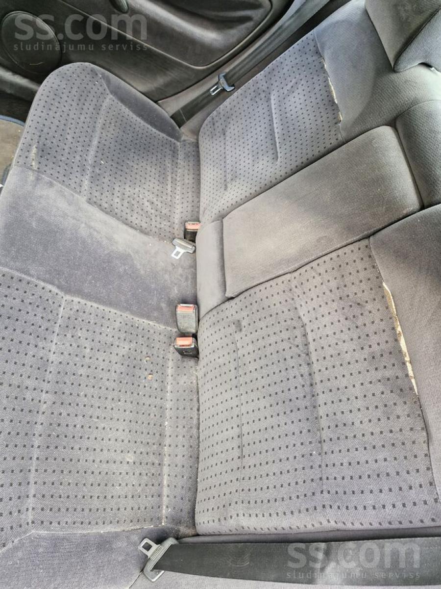 Blue Volkswagen Passat B3 1998 in Cesis, with an engine capacity of 1.80 L and mileage of 324 thousand km for 600 €, photo 9 on AUTOMOTO.COM.LV