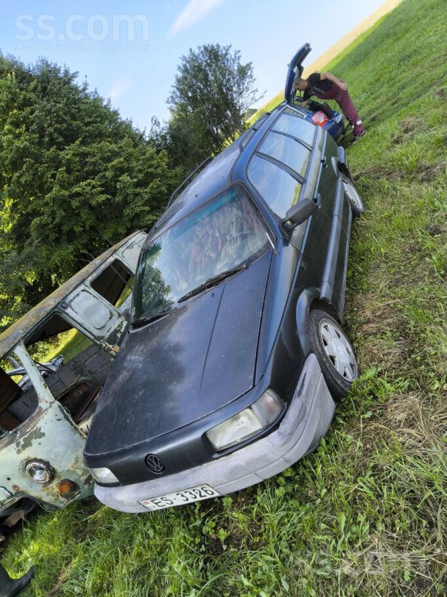 Zils Volkswagen Passat B3 1991 Ludza, ar dzinēja tilpumu 1.90 L un nobraukumu 391 tūkst. km par 300 €, foto 3 vietnē AUTOMOTO.COM.LV