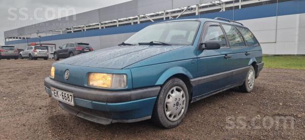 Green Volkswagen passat-b3 1991 in Daugavpils, with an engine capacity of 1.60 L and mileage of 273 thousand km for 2250 €, photo 2 on AUTOMOTO.COM.LV