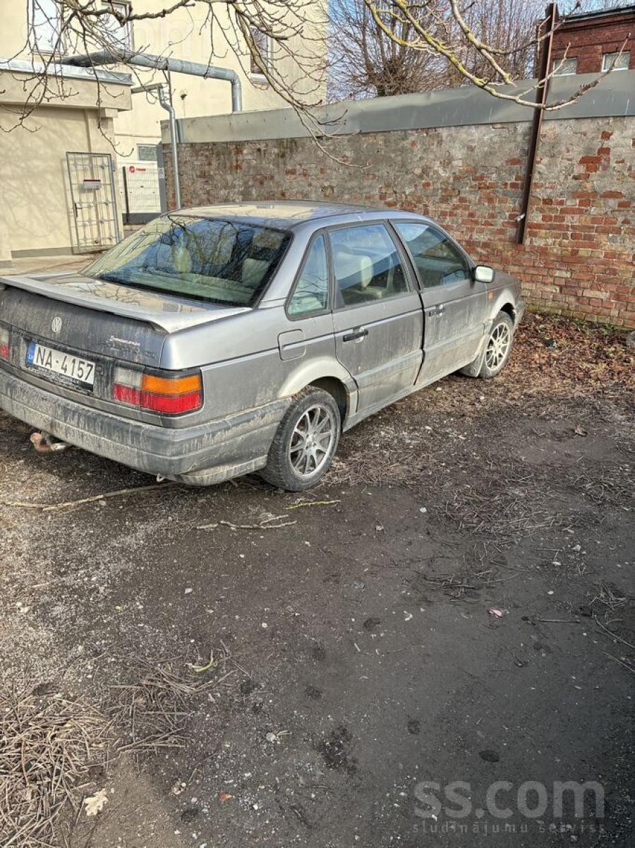 Pelēks Volkswagen passat-b3 1991 Liepāja, ar dzinēja tilpumu 2.00 L un nobraukumu 340 tūkst. km par 550 €, foto 1 vietnē AUTOMOTO.COM.LV