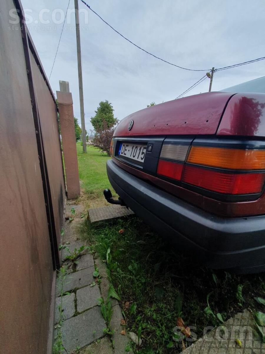 Sarkans Volkswagen Passat B3 1988 Daugavpils, ar dzinēja tilpumu 1.80 L un nobraukumu 390 tūkst. km par 600 €, foto 5 vietnē AUTOMOTO.COM.LV