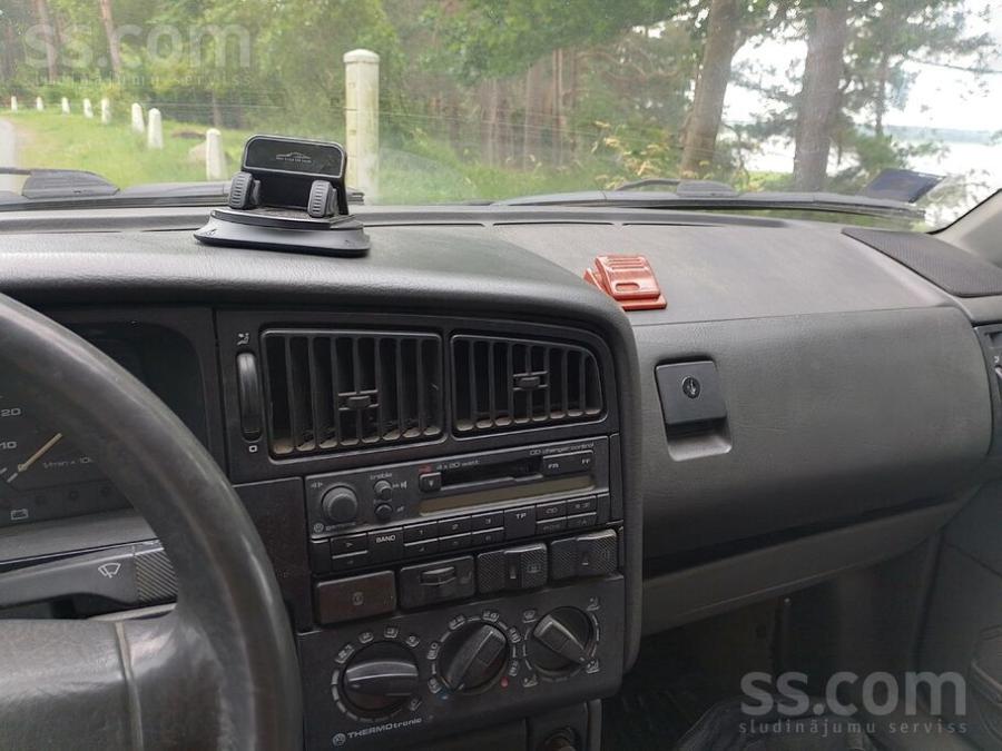Red Volkswagen passat-b3 1991 in Riga, with an engine capacity of 1.80 L and mileage of 300 thousand km for 900 €, photo 5 on AUTOMOTO.COM.LV