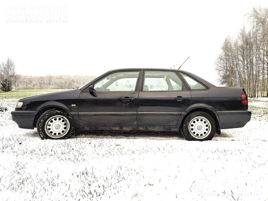 Black Volkswagen passat-b4 1996 in Aizkraukle, with an engine capacity of 1.90 L and mileage of 363 thousand km for 1400 €, photo 4 on AUTOMOTO.COM.LV
