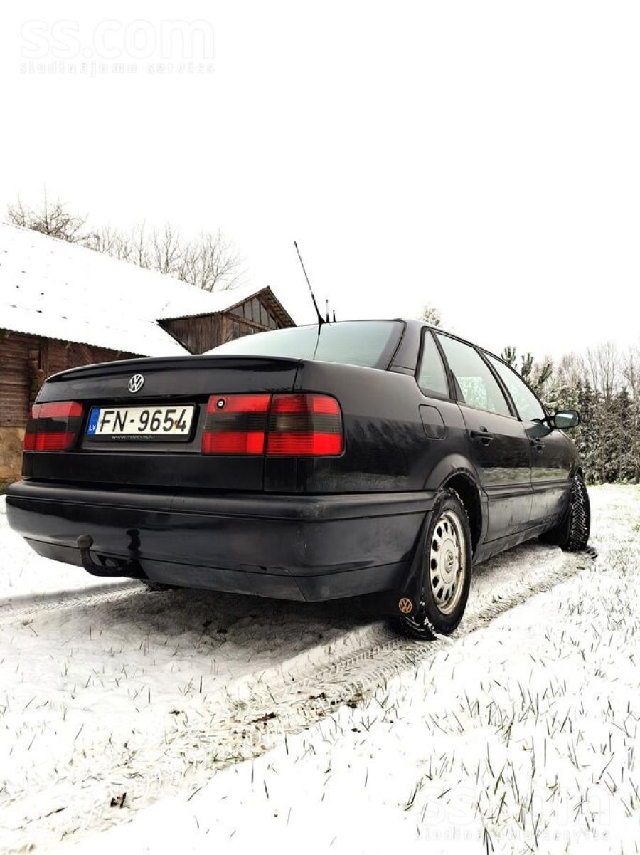 Black Volkswagen passat-b4 1996 in Aizkraukle, with an engine capacity of 1.90 L and mileage of 363 thousand km for 1400 €, photo 6 on AUTOMOTO.COM.LV