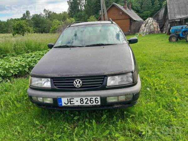 Черный Фольксваген Пассат Б4 1994 в Краслава, объемом двигателя 1.80 л и пробегом 464 тыс. км за 850 €, фото 1 на AUTOMOTO.COM.LV