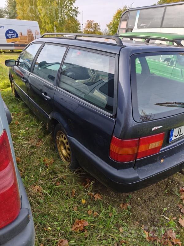 Volkswagen passat-b4 1994 in Kuldiga on AUTOMOTO.COM.LV Black Volkswagen passat-b4 1994 in Kuldiga, with an engine capacity of 2.00 L and mileage of 300 thousand km for 990 €, photo 3 on AUTOMOTO.COM.LV
