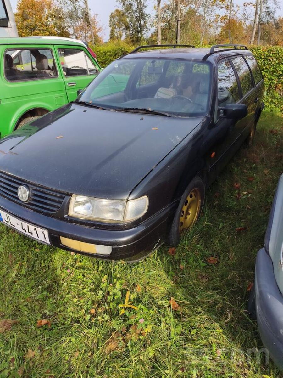 Black Volkswagen passat-b4 1994 in Kuldiga, with an engine capacity of 2.00 L and mileage of 300 thousand km for 990 €, photo 5 on AUTOMOTO.COM.LV