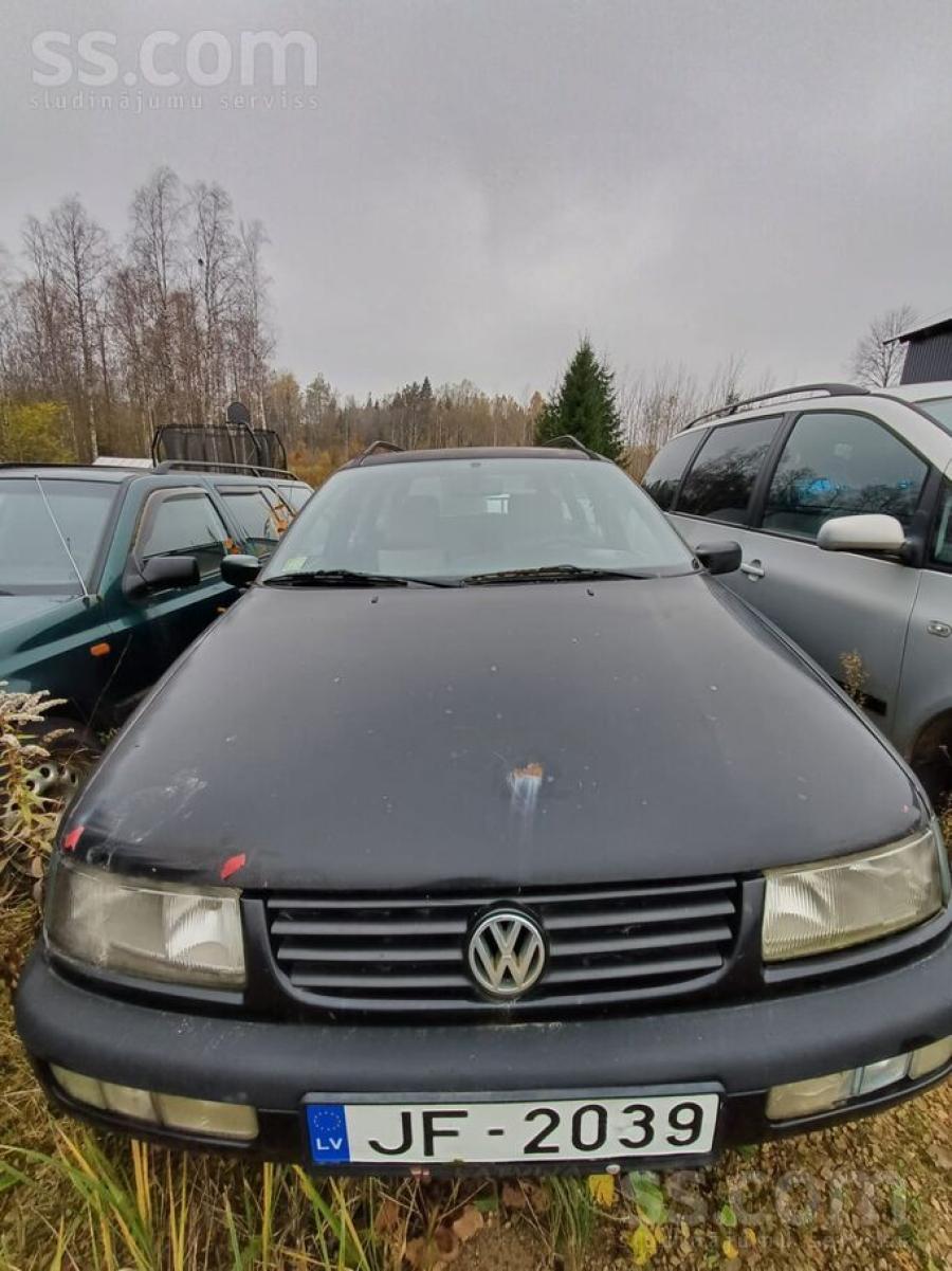 Черный Фольксваген Пассат Б4 1995 в Цесис, объемом двигателя 1.90 л и пробегом 500 тыс. км за 200 €, фото 1 на AUTOMOTO.COM.LV