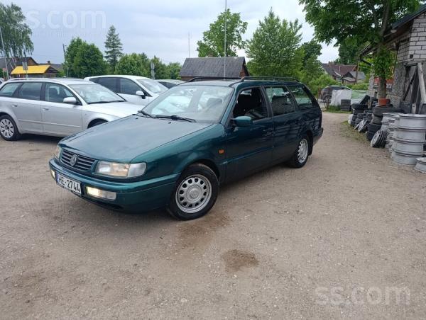 Green Volkswagen passat-b4 1996 in Rezekne, with an engine capacity of 1.60 L and mileage of 319 thousand km for 1150 €, photo 1 on AUTOMOTO.COM.LV