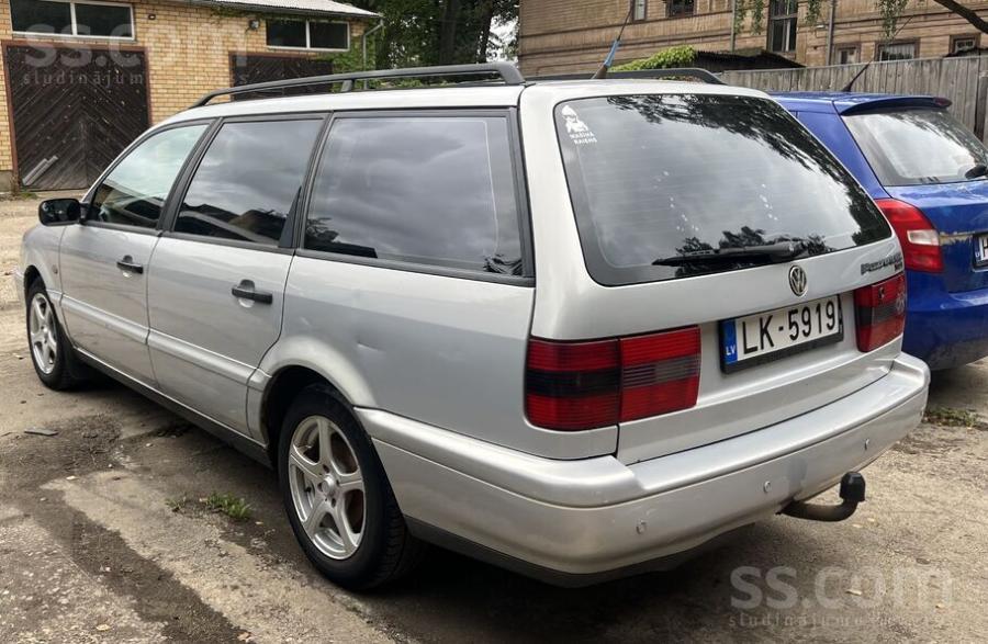 Pelēks Volkswagen passat-b4 1995 Rīga, ar dzinēja tilpumu 1.90 L un nobraukumu 389 tūkst. km par 1000 €, foto 5 vietnē AUTOMOTO.COM.LV