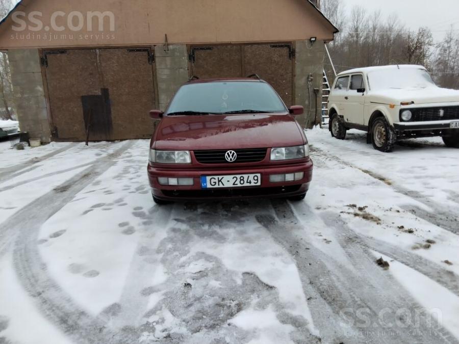 Red Volkswagen passat-b4 1994 in Rezekne, with an engine capacity of 1.80 L and mileage of 258 thousand km for 1000 €, photo 1 on AUTOMOTO.COM.LV