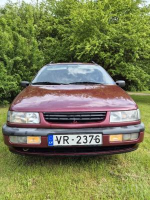 Sarkans Volkswagen passat-b4 1995 Krāslava, ar dzinēja tilpumu 1.90 L un nobraukumu 443 tūkst. km par 1250 €, foto  vietnē AUTOMOTO.COM.LV