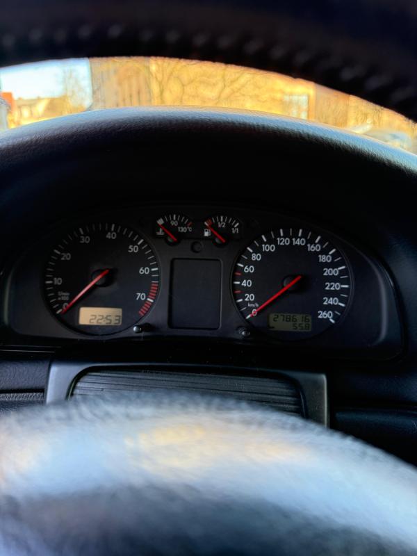 Black Volkswagen Passat B5 1998 in Cesis, with an engine capacity of 2.80 L and mileage of 275 thousand km for 2200 €, photo 9 on AUTOMOTO.COM.LV