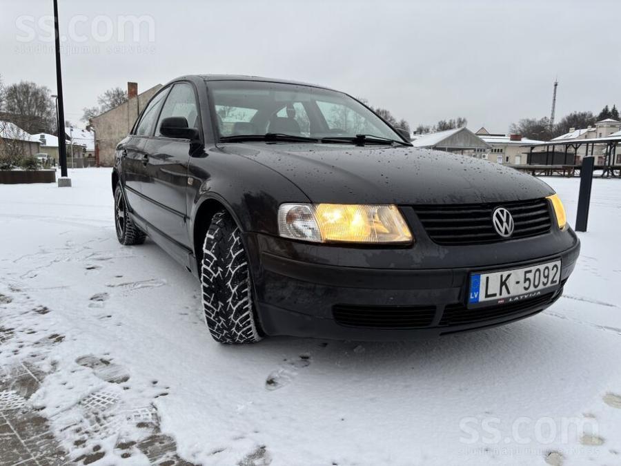 Melns Volkswagen Passat B5 2000 Valmiera, ar dzinēja tilpumu 1.90 L un nobraukumu 305 tūkst. km par 1050 €, foto 1 vietnē AUTOMOTO.COM.LV