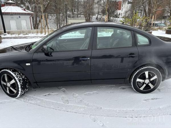 Black Volkswagen Passat B5 2000 in Valmiera, with an engine capacity of 1.90 L and mileage of 305 thousand km for 1050 €, photo 3 on AUTOMOTO.COM.LV