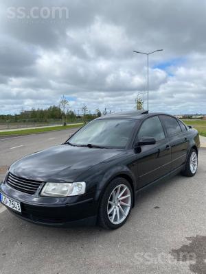 Melns Volkswagen Passat B5 2000 Liepāja, ar dzinēja tilpumu 2.80 L un nobraukumu 362 tūkst. km par 2200 €, foto  vietnē AUTOMOTO.COM.LV