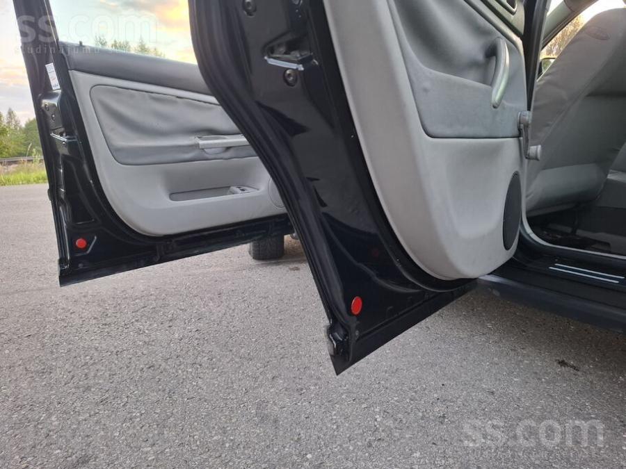 Black Volkswagen Passat B5 2003 in Daugavpils, with an engine capacity of 1.90 L and mileage of 291 thousand km for 750 €, photo 10 on AUTOMOTO.COM.LV