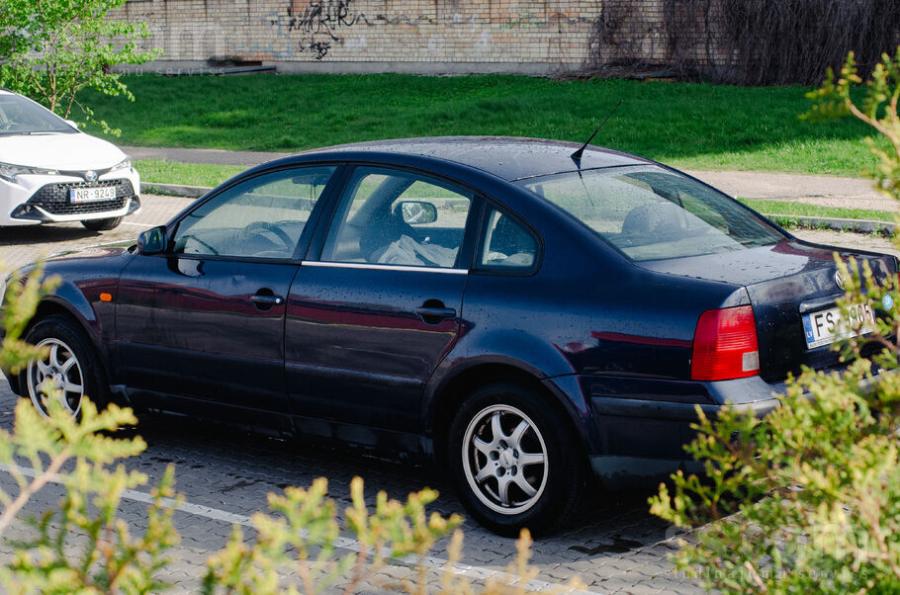 Zils Volkswagen Passat B5 1996 Rēzekne, ar dzinēja tilpumu 1.80 L un nobraukumu 359 tūkst. km par 900 €, foto 4 vietnē AUTOMOTO.COM.LV