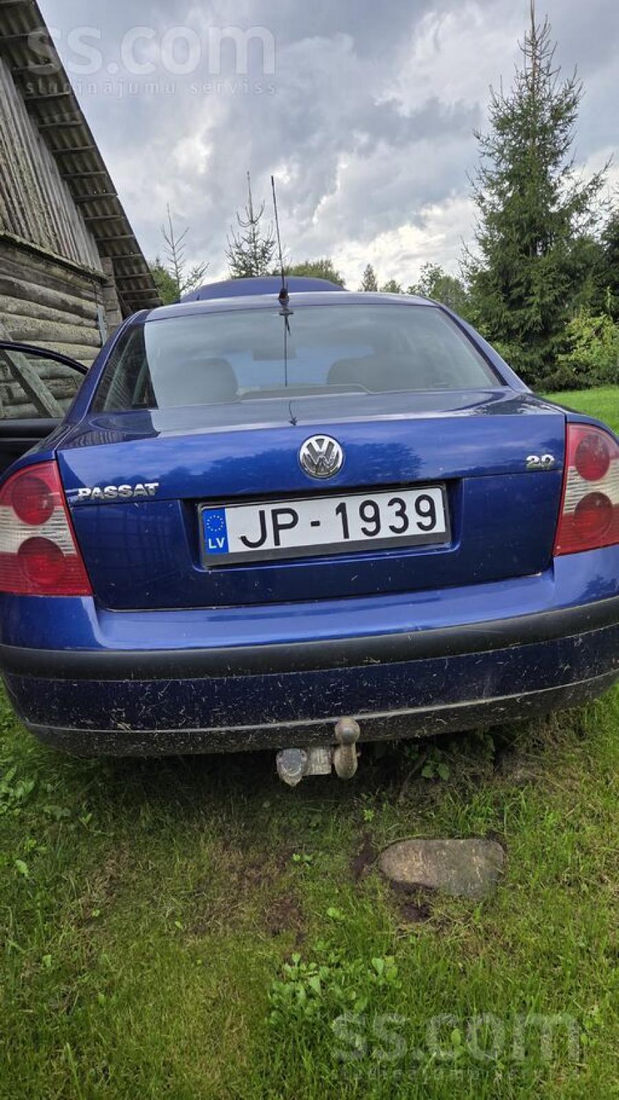 Blue Volkswagen Passat B5 2001 in Valmiera, with an engine capacity of 2.00 L and mileage of 248 thousand km for 1400 €, photo 3 on AUTOMOTO.COM.LV