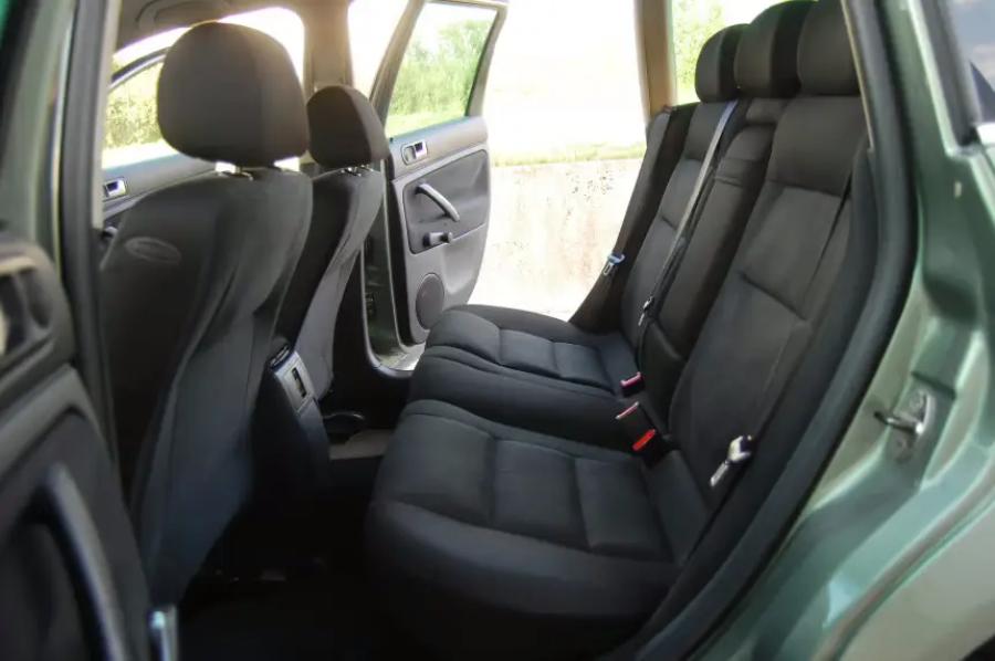 Blue Volkswagen Passat B5 2003 in Jekabpils, with an engine capacity of 1.90 L and mileage of 323 thousand km for 2790 €, photo 12 on AUTOMOTO.COM.LV