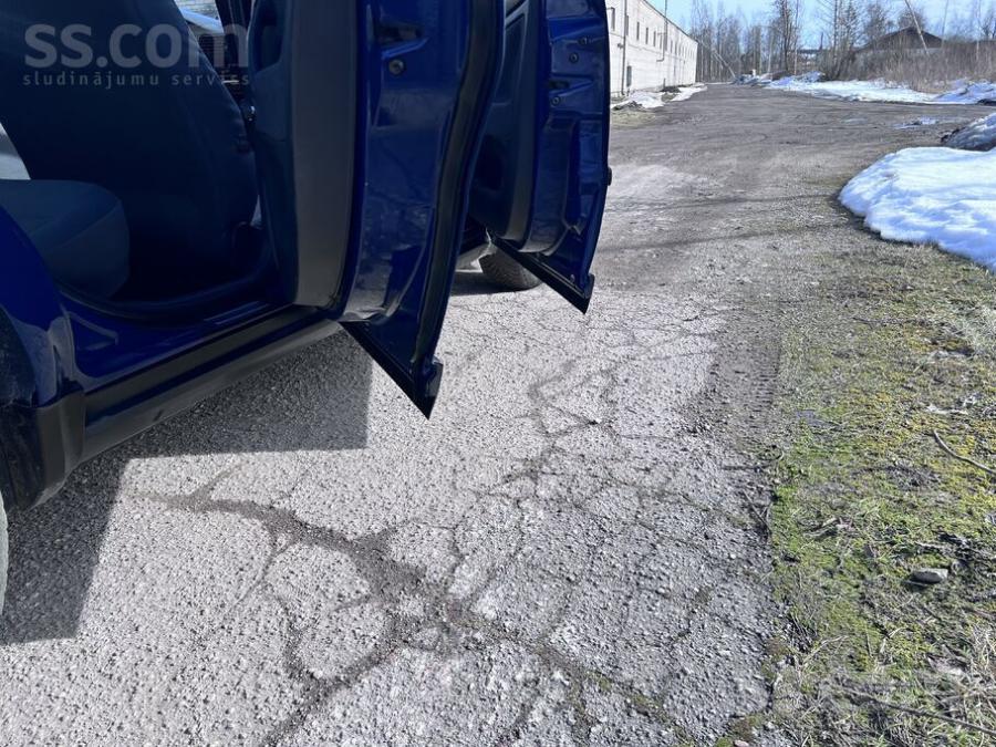 Zils Volkswagen Passat B5 2004 Daugavpils, ar dzinēja tilpumu 1.90 L un nobraukumu 285 tūkst. km par 1849 €, foto 24 vietnē AUTOMOTO.COM.LV