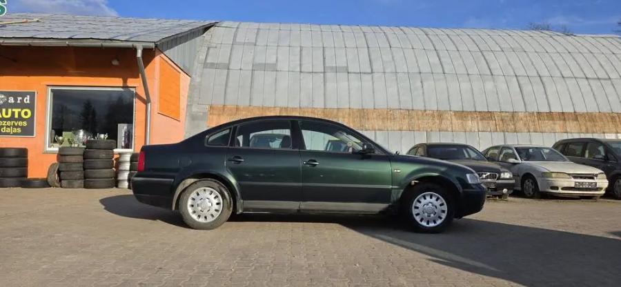 Green Volkswagen Passat B5 1997 in Valmiera, with an engine capacity of 1.60 L and mileage of 281 thousand km for 900 €, photo 3 on AUTOMOTO.COM.LV