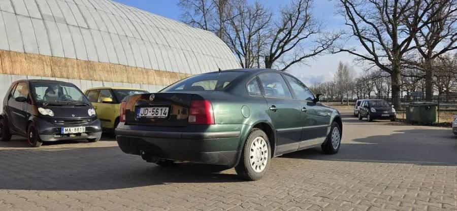 Green Volkswagen Passat B5 1997 in Valmiera, with an engine capacity of 1.60 L and mileage of 281 thousand km for 900 €, photo 4 on AUTOMOTO.COM.LV