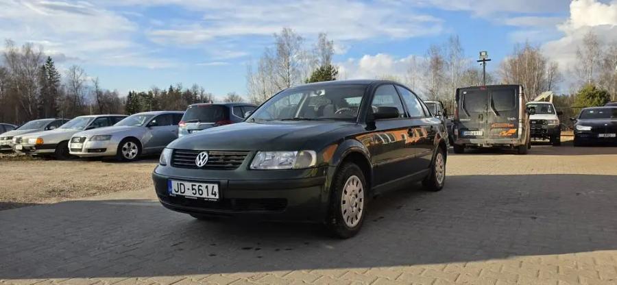 Green Volkswagen Passat B5 1997 in Valmiera, with an engine capacity of 1.60 L and mileage of 281 thousand km for 900 €, photo 7 on AUTOMOTO.COM.LV