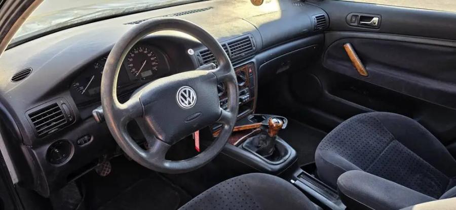 Green Volkswagen Passat B5 1997 in Valmiera, with an engine capacity of 1.60 L and mileage of 281 thousand km for 900 €, photo 9 on AUTOMOTO.COM.LV