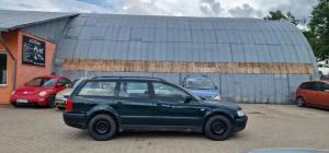 Green Volkswagen Passat B5 2000 in Valmiera, with an engine capacity of 1.80 L and mileage of 332 thousand km for 650 €, photo 3 on AUTOMOTO.COM.LV