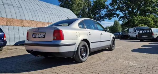 Pelēks Volkswagen Passat B5 1997 Valmiera, ar dzinēja tilpumu 1.80 L un nobraukumu 257 tūkst. km par 1100 €, foto 3 vietnē AUTOMOTO.COM.LV