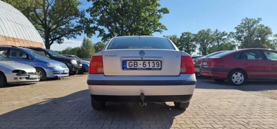 Grey Volkswagen Passat B5 1997 in Valmiera, with an engine capacity of 1.80 L and mileage of 257 thousand km for 1100 €, photo 5 on AUTOMOTO.COM.LV
