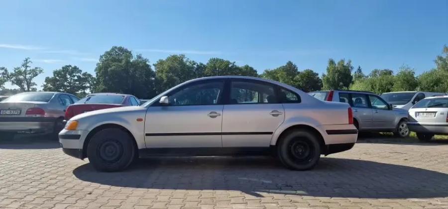 Grey Volkswagen Passat B5 1997 in Valmiera, with an engine capacity of 1.80 L and mileage of 257 thousand km for 1100 €, photo 7 on AUTOMOTO.COM.LV