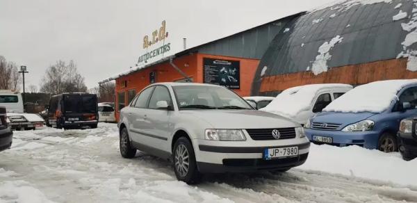 Pelēks Volkswagen Passat B5 1998 Valmiera, ar dzinēja tilpumu 1.60 L un nobraukumu 301 tūkst. km par 1000 €, foto 1 vietnē AUTOMOTO.COM.LV