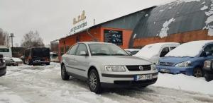 Pelēks Volkswagen Passat B5 1998 Valmiera, ar dzinēja tilpumu 1.60 L un nobraukumu 301 tūkst. km par 1000 €, foto  vietnē AUTOMOTO.COM.LV