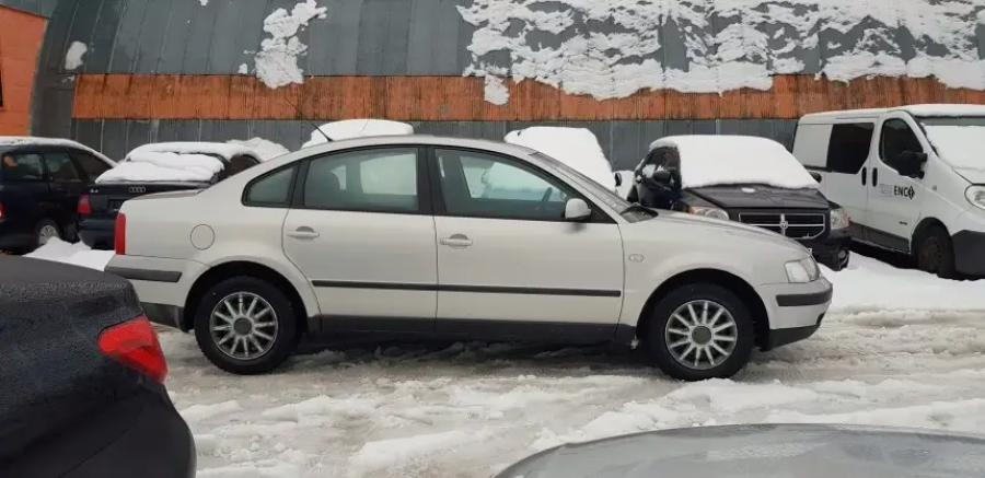 Pelēks Volkswagen Passat B5 1998 Valmiera, ar dzinēja tilpumu 1.60 L un nobraukumu 301 tūkst. km par 1000 €, foto 3 vietnē AUTOMOTO.COM.LV